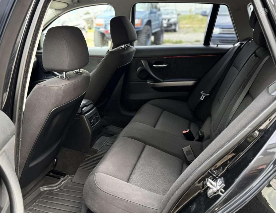 Black BMW 320 2006 in Radviliskis, with an engine capacity of 2.00 L and mileage of 389 thousand km for 3150 €, photo 25 on AUTOMOTO.COM.LV