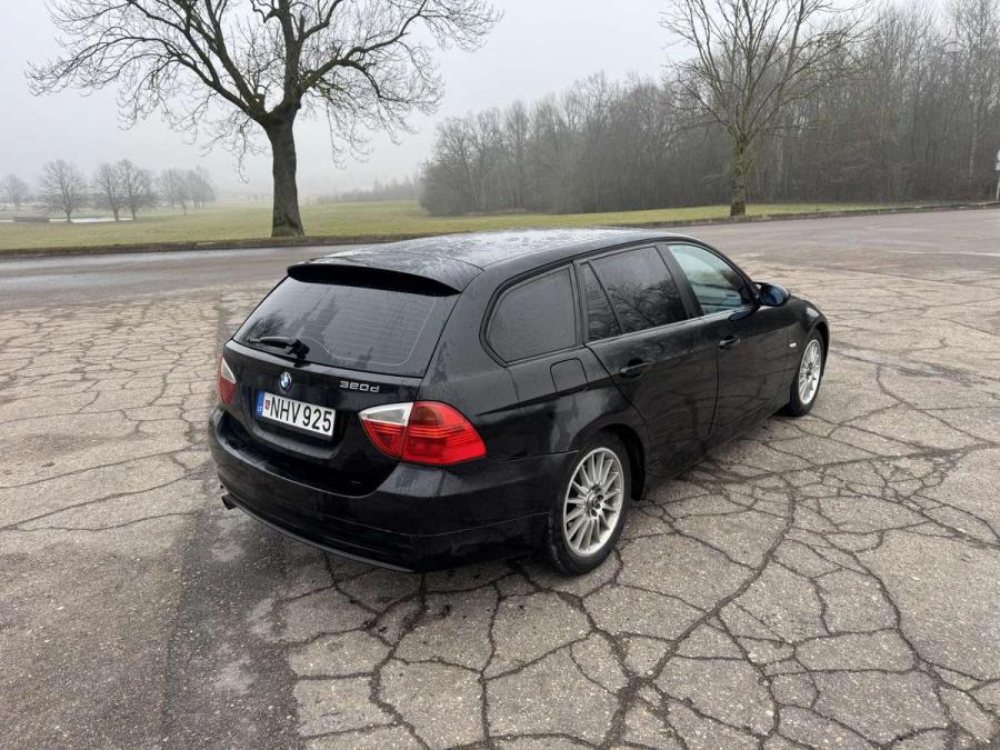 Melns BMW 320 2007 Kauņa, ar dzinēja tilpumu 2.00 L un nobraukumu 370 tūkst. km par 3450 €, foto 3 vietnē AUTOMOTO.COM.LV