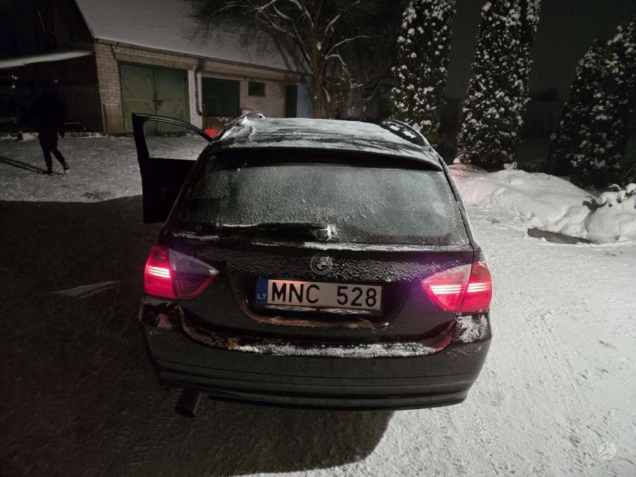 Melns BMW 320 2007 Viļņa, ar dzinēja tilpumu 2.00 L un nobraukumu 280 tūkst. km par 2950 €, foto 3 vietnē AUTOMOTO.COM.LV