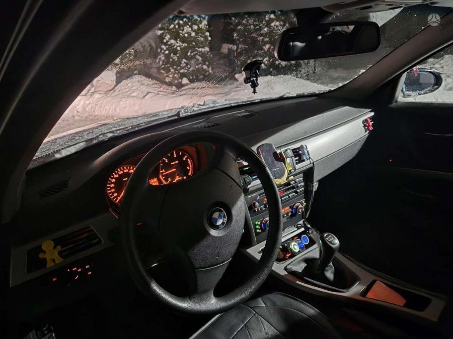 Melns BMW 320 2007 Viļņa, ar dzinēja tilpumu 2.00 L un nobraukumu 280 tūkst. km par 2950 €, foto 5 vietnē AUTOMOTO.COM.LV