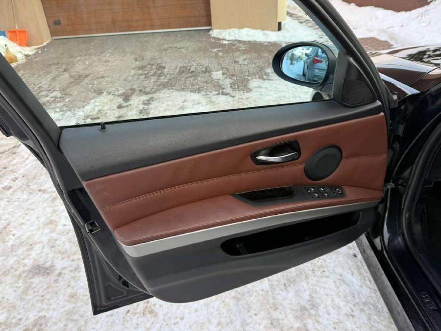 Black BMW 320 2007 in Utena, with an engine capacity of 2.00 L and mileage of 263 thousand km for 3350 €, photo 14 on AUTOMOTO.COM.LV