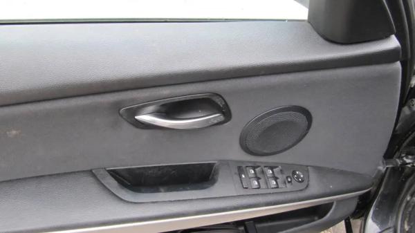 Black BMW 320 2007 in Riga, with an engine capacity of 2.00 L and mileage of 295 thousand km for 1650 €, photo 3 on AUTOMOTO.COM.LV