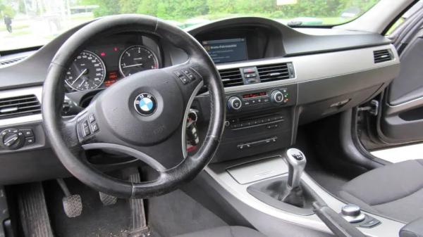 Black BMW 320 2007 in Riga, with an engine capacity of 2.00 L and mileage of 295 thousand km for 1650 €, photo 4 on AUTOMOTO.COM.LV