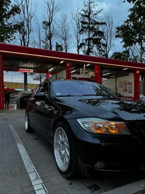 Black BMW 320 2007 in Riga, with an engine capacity of 2.00 L and mileage of 308 thousand km for 4000 €, photo 3 on AUTOMOTO.COM.LV