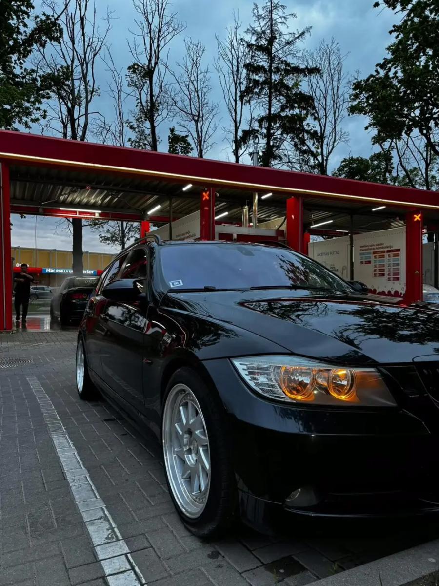Black BMW 320 2007 in Riga, with an engine capacity of 2.00 L and mileage of 308 thousand km for 4000 €, photo 3 on AUTOMOTO.COM.LV