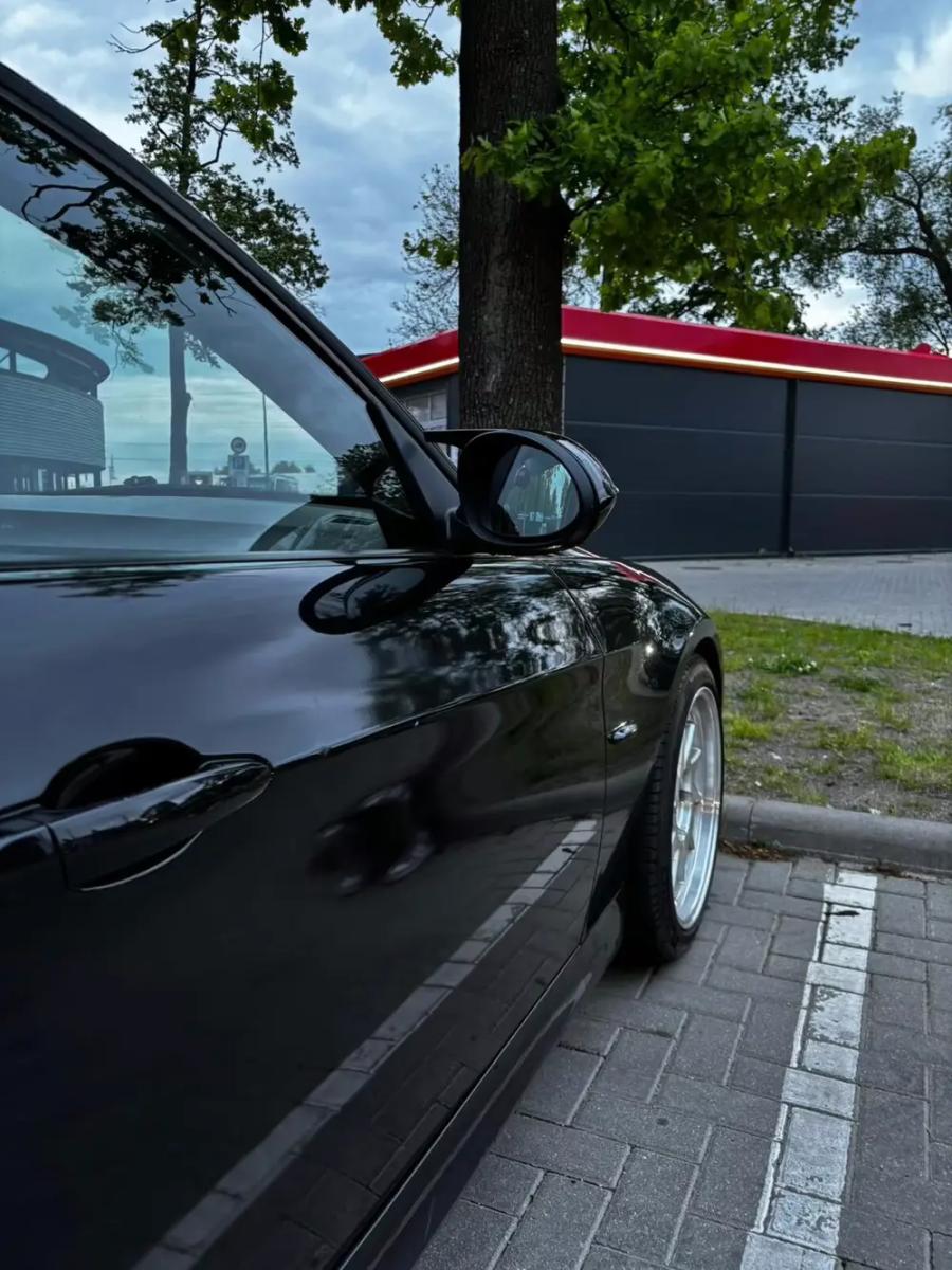 Black BMW 320 2007 in Riga, with an engine capacity of 2.00 L and mileage of 308 thousand km for 4000 €, photo 5 on AUTOMOTO.COM.LV