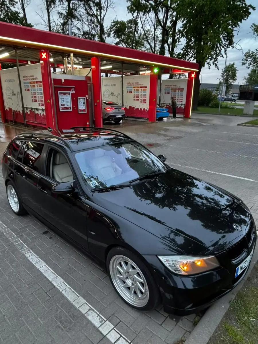 Black BMW 320 2007 in Riga, with an engine capacity of 2.00 L and mileage of 308 thousand km for 4000 €, photo 7 on AUTOMOTO.COM.LV