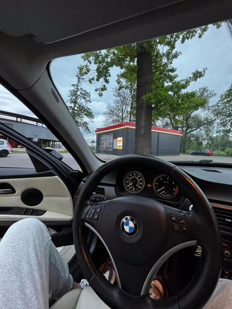Black BMW 320 2007 in Riga, with an engine capacity of 2.00 L and mileage of 308 thousand km for 4000 €, photo 8 on AUTOMOTO.COM.LV