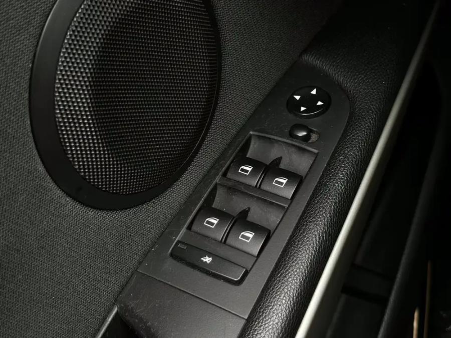 Melns BMW 320 2007 Jelgava, ar dzinēja tilpumu 2.00 L un nobraukumu 293 tūkst. km par 3800 €, foto 23 vietnē AUTOMOTO.COM.LV