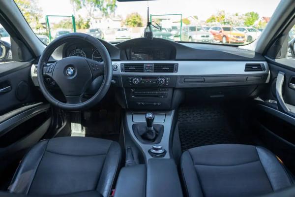 Melns BMW 320 2007 Liepāja, ar dzinēja tilpumu 2.00 L un nobraukumu 299 tūkst. km par 3950 €, foto 10 vietnē AUTOMOTO.COM.LV