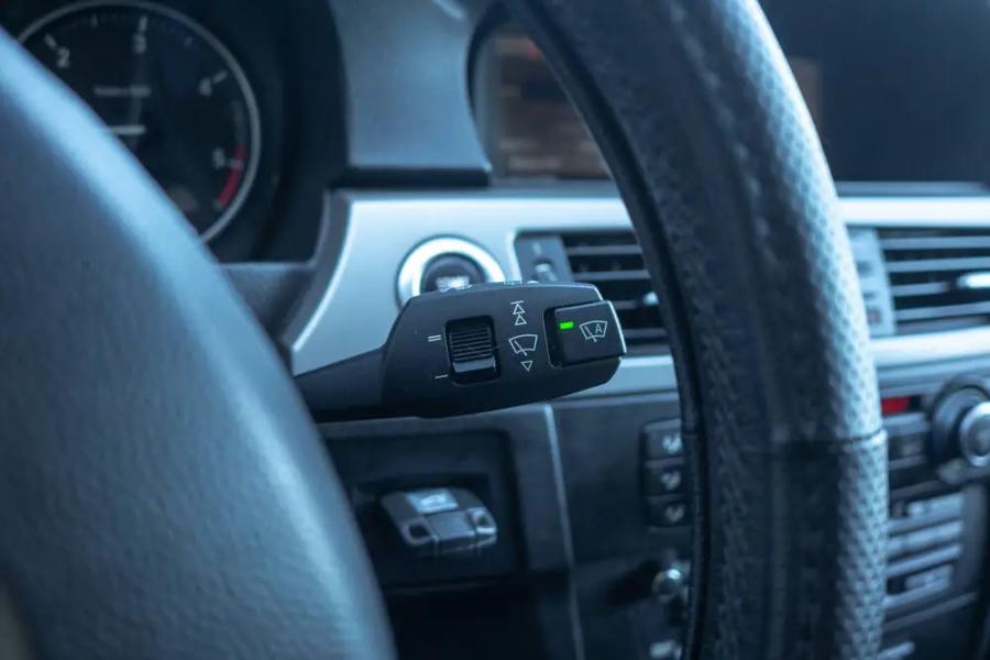 Melns BMW 320 2007 Liepāja, ar dzinēja tilpumu 2.00 L un nobraukumu 299 tūkst. km par 3950 €, foto 24 vietnē AUTOMOTO.COM.LV