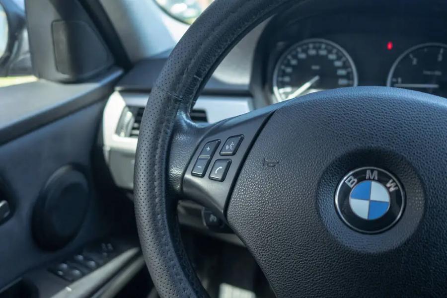 Melns BMW 320 2007 Liepāja, ar dzinēja tilpumu 2.00 L un nobraukumu 299 tūkst. km par 3950 €, foto 29 vietnē AUTOMOTO.COM.LV