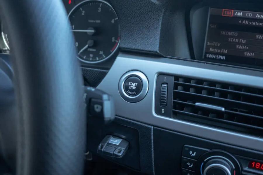 Melns BMW 320 2007 Liepāja, ar dzinēja tilpumu 2.00 L un nobraukumu 299 tūkst. km par 3950 €, foto 32 vietnē AUTOMOTO.COM.LV