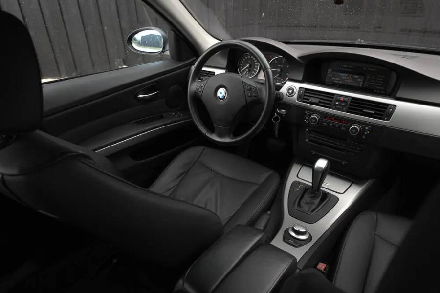 Black BMW 320 2007 in Jelgava, with an engine capacity of 2.00 L and mileage of 310 thousand km for 4800 €, photo 8 on AUTOMOTO.COM.LV