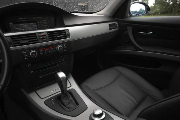 Black BMW 320 2007 in Jelgava, with an engine capacity of 2.00 L and mileage of 310 thousand km for 4800 €, photo 10 on AUTOMOTO.COM.LV