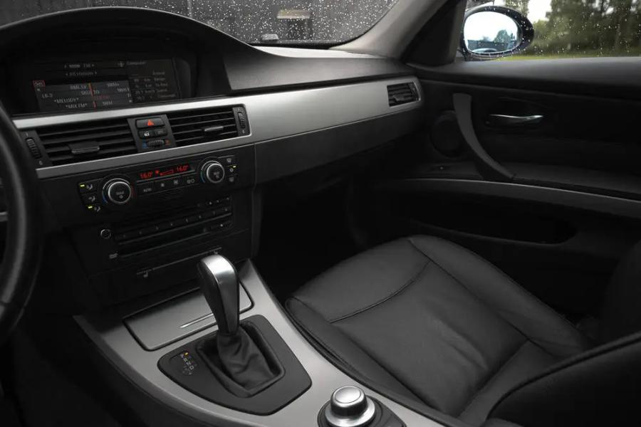 Black BMW 320 2007 in Jelgava, with an engine capacity of 2.00 L and mileage of 310 thousand km for 4800 €, photo 11 on AUTOMOTO.COM.LV