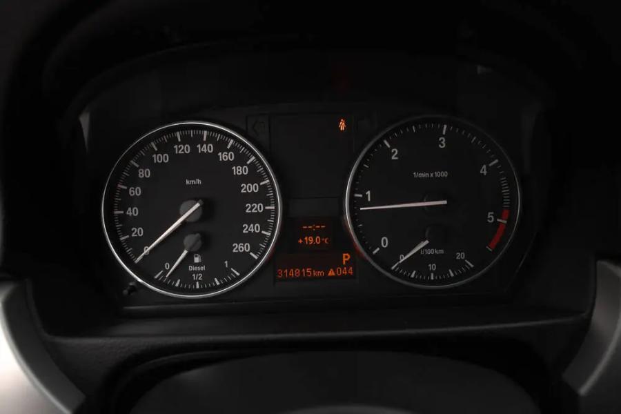 Black BMW 320 2007 in Jelgava, with an engine capacity of 2.00 L and mileage of 310 thousand km for 4800 €, photo 12 on AUTOMOTO.COM.LV