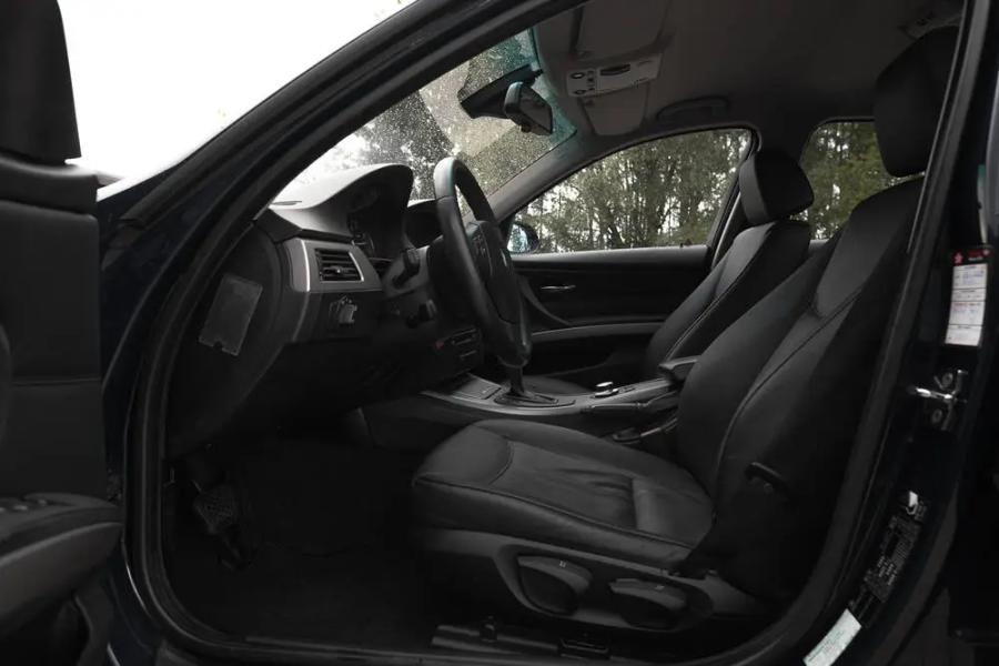 Black BMW 320 2007 in Jelgava, with an engine capacity of 2.00 L and mileage of 310 thousand km for 4800 €, photo 14 on AUTOMOTO.COM.LV