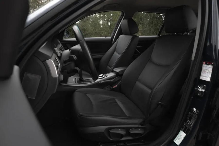 Black BMW 320 2007 in Jelgava, with an engine capacity of 2.00 L and mileage of 310 thousand km for 4800 €, photo 15 on AUTOMOTO.COM.LV