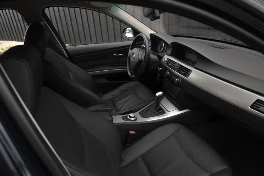 Black BMW 320 2007 in Jelgava, with an engine capacity of 2.00 L and mileage of 310 thousand km for 4800 €, photo 17 on AUTOMOTO.COM.LV