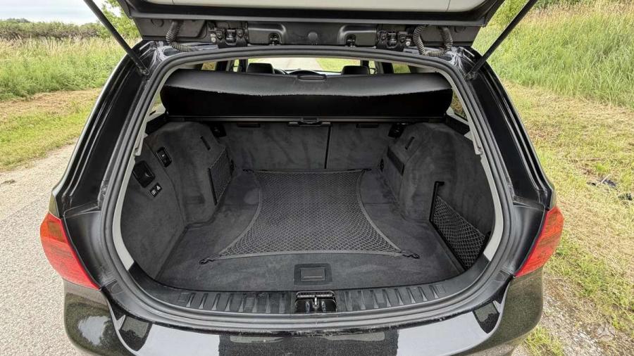 Black BMW 320 2007 in Pasvalys, with an engine capacity of 2.00 L and mileage of 275 thousand km for 3900 €, photo 17 on AUTOMOTO.COM.LV