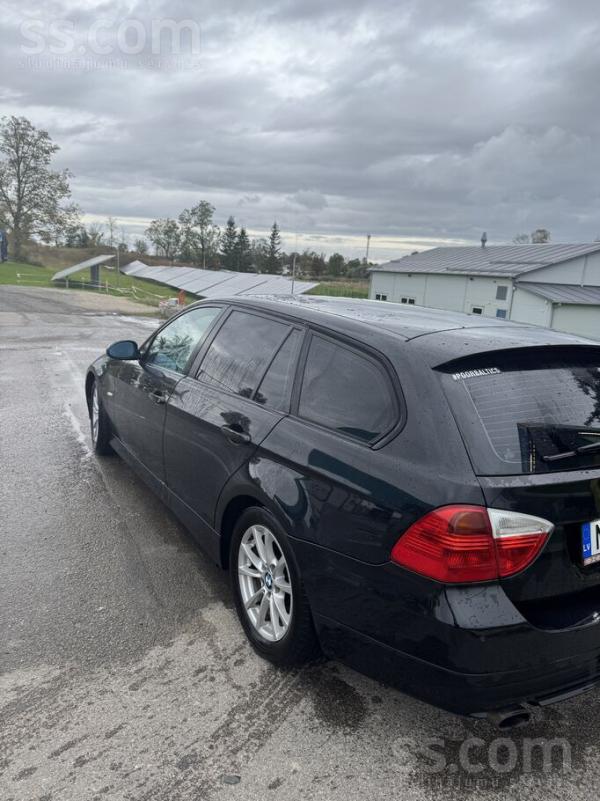 Black BMW 320 2007 in Bauska, with an engine capacity of 2.00 L and mileage of 322 thousand km for 3100 €, photo 1 on AUTOMOTO.COM.LV
