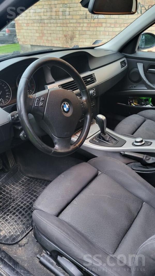 Black BMW 320 2008 in Riga, with an engine capacity of 2.00 L and mileage of 480 thousand km for 2800 €, photo 3 on AUTOMOTO.COM.LV