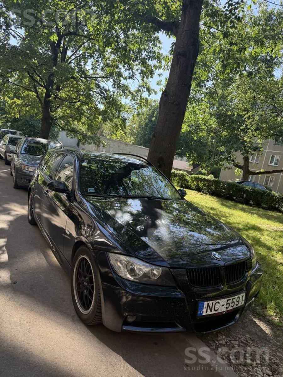 Black BMW 320 2008 in Riga, with an engine capacity of 2.00 L and mileage of 308 thousand km for 3850 €, photo 1 on AUTOMOTO.COM.LV