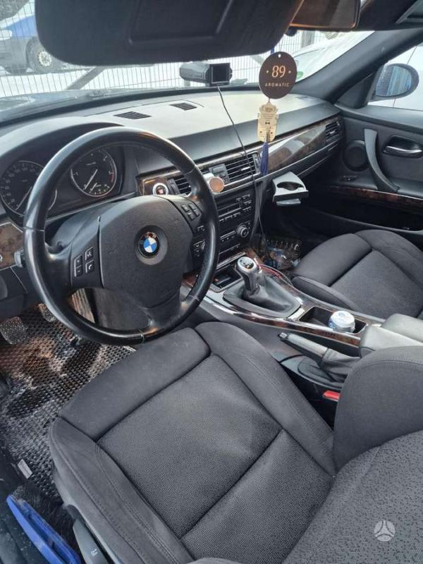 Melns BMW 320 2008 Jurbarkas, ar dzinēja tilpumu 2.00 L un nobraukumu 314 tūkst. km par 3700 €, foto 9 vietnē AUTOMOTO.COM.LV
