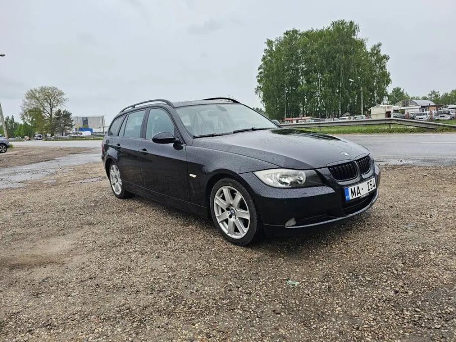 Black BMW 320 2008 in Riga, with an engine capacity of 2.00 L and mileage of 382 thousand km for 2590 €, photo 1 on AUTOMOTO.COM.LV