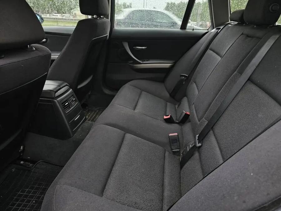 Black BMW 320 2008 in Riga, with an engine capacity of 2.00 L and mileage of 382 thousand km for 2590 €, photo 12 on AUTOMOTO.COM.LV