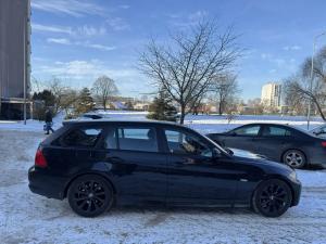 Black BMW 320 2008 in Riga, with an engine capacity of 2.00 L and mileage of 308 thousand km for 4290 €, photo 3 on AUTOMOTO.COM.LV