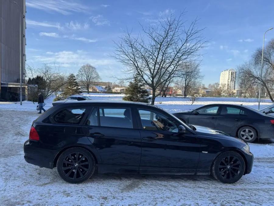Black BMW 320 2008 in Riga, with an engine capacity of 2.00 L and mileage of 308 thousand km for 4290 €, photo 3 on AUTOMOTO.COM.LV