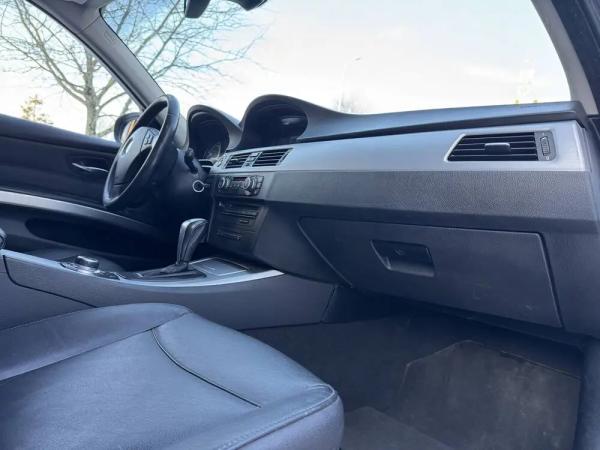 Black BMW 320 2008 in Riga, with an engine capacity of 2.00 L and mileage of 308 thousand km for 4290 €, photo 10 on AUTOMOTO.COM.LV