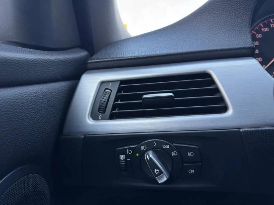 Black BMW 320 2008 in Riga, with an engine capacity of 2.00 L and mileage of 308 thousand km for 4290 €, photo 24 on AUTOMOTO.COM.LV