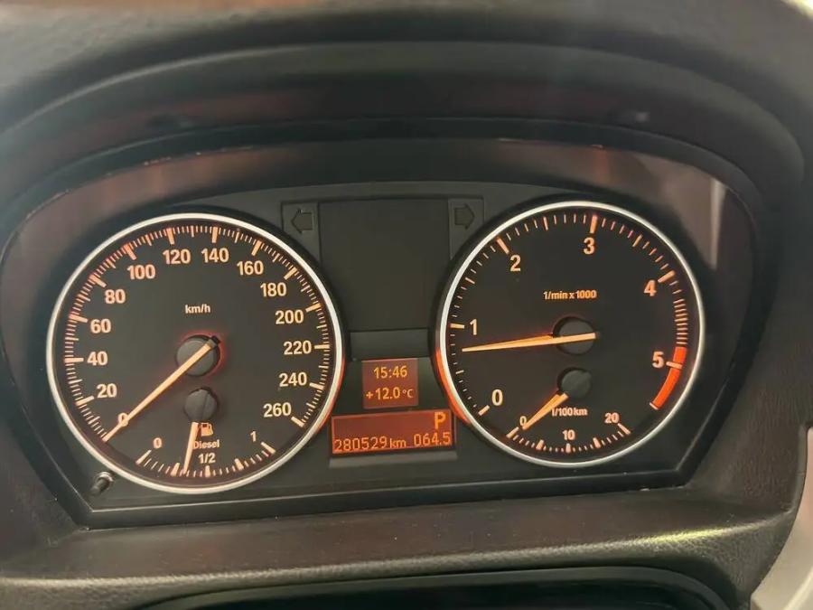 Black BMW 320 2008 in Rezekne, with an engine capacity of 2.00 L and mileage of 279 thousand km for 4200 €, photo 12 on AUTOMOTO.COM.LV