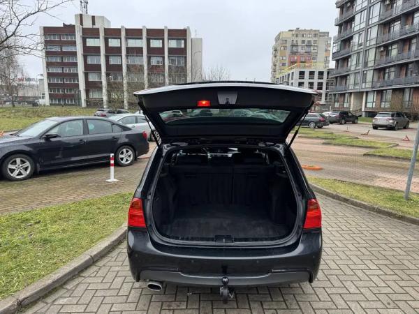 Black BMW 320 2008 in Riga, with an engine capacity of 2.00 L and mileage of 339 thousand km for 3990 €, photo 6 on AUTOMOTO.COM.LV
