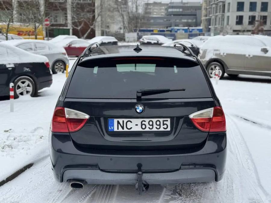 Black BMW 320 2008 in Riga, with an engine capacity of 2.00 L and mileage of 339 thousand km for 3990 €, photo 5 on AUTOMOTO.COM.LV