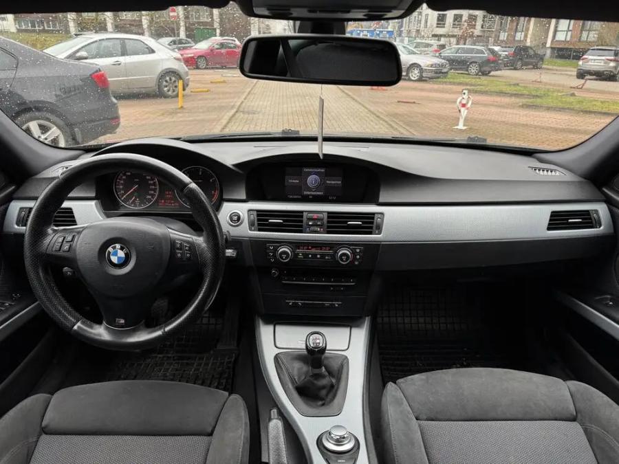 Black BMW 320 2008 in Riga, with an engine capacity of 2.00 L and mileage of 339 thousand km for 3990 €, photo 9 on AUTOMOTO.COM.LV