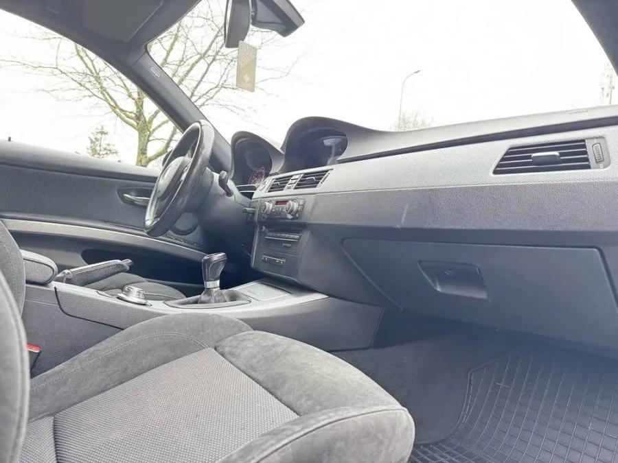 Black BMW 320 2008 in Riga, with an engine capacity of 2.00 L and mileage of 339 thousand km for 3990 €, photo 11 on AUTOMOTO.COM.LV