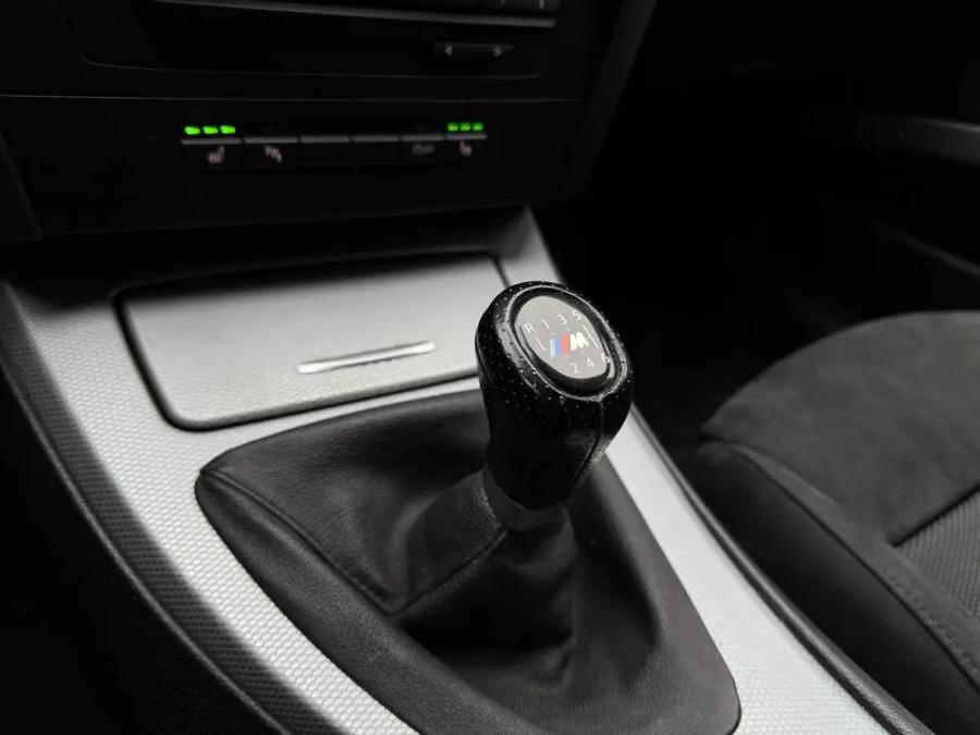 Black BMW 320 2008 in Riga, with an engine capacity of 2.00 L and mileage of 339 thousand km for 3990 €, photo 24 on AUTOMOTO.COM.LV