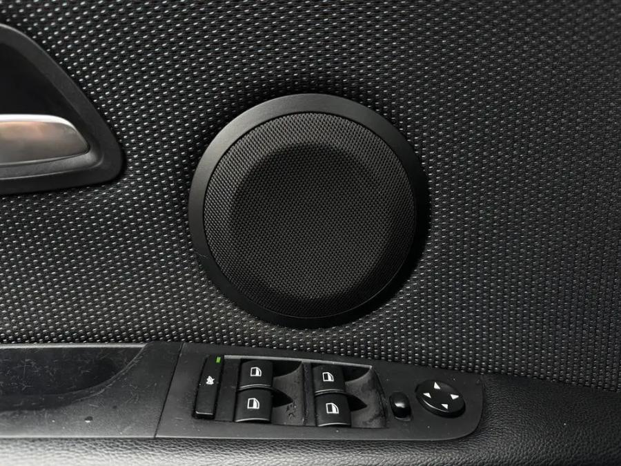 Black BMW 320 2008 in Riga, with an engine capacity of 2.00 L and mileage of 339 thousand km for 3990 €, photo 29 on AUTOMOTO.COM.LV