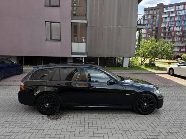 Black BMW 320 2008 in Riga, with an engine capacity of 3.00 L and mileage of 389 thousand km for 4990 €, photo 3 on AUTOMOTO.COM.LV