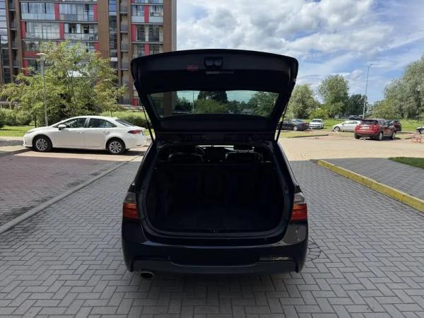 Black BMW 320 2008 in Riga, with an engine capacity of 3.00 L and mileage of 389 thousand km for 4990 €, photo 5 on AUTOMOTO.COM.LV