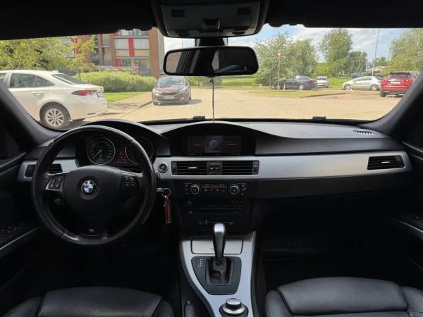 Black BMW 320 2008 in Riga, with an engine capacity of 3.00 L and mileage of 389 thousand km for 4990 €, photo 9 on AUTOMOTO.COM.LV