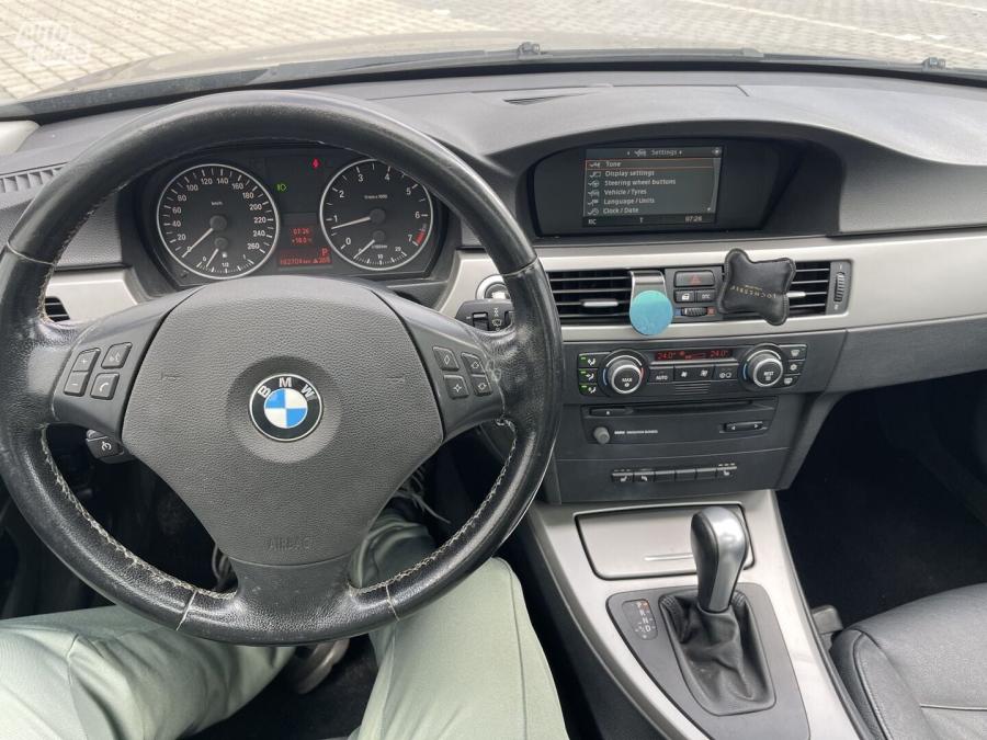 Melns BMW 320 2008 Viļņa, ar dzinēja tilpumu 2.00 L un nobraukumu 180 tūkst. km par 3000 €, foto 25 vietnē AUTOMOTO.COM.LV
