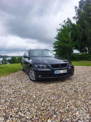 Black BMW 320 2008 in Zarasai, with an engine capacity of 2.00 L and mileage of 339 thousand km for 2700 €, photo 4 on AUTOMOTO.COM.LV