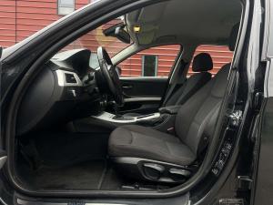 Black BMW 320 2008 in Vilkaviskis, with an engine capacity of 2.00 L and mileage of 240 thousand km for 3950 €, photo 13 on AUTOMOTO.COM.LV