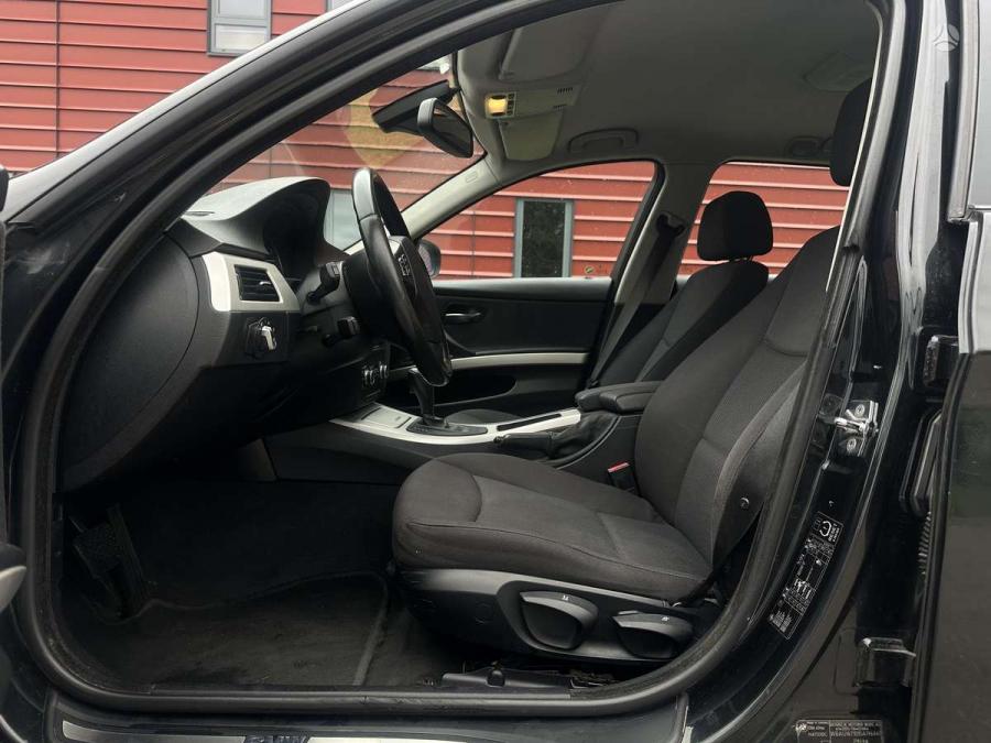 Black BMW 320 2008 in Vilkaviskis, with an engine capacity of 2.00 L and mileage of 240 thousand km for 3950 €, photo 13 on AUTOMOTO.COM.LV
