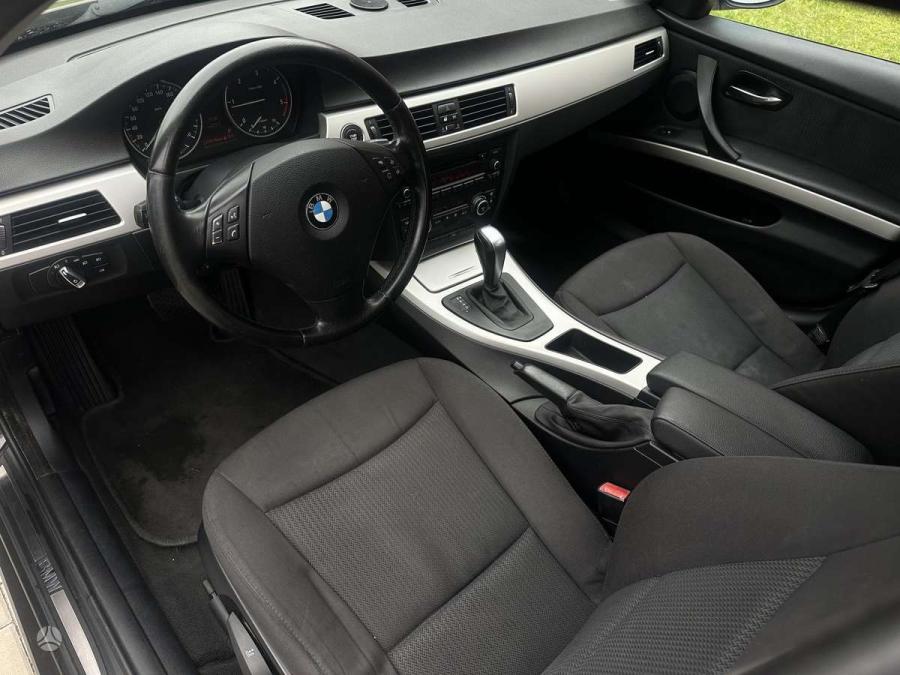 Black BMW 320 2008 in Vilkaviskis, with an engine capacity of 2.00 L and mileage of 240 thousand km for 3950 €, photo 14 on AUTOMOTO.COM.LV